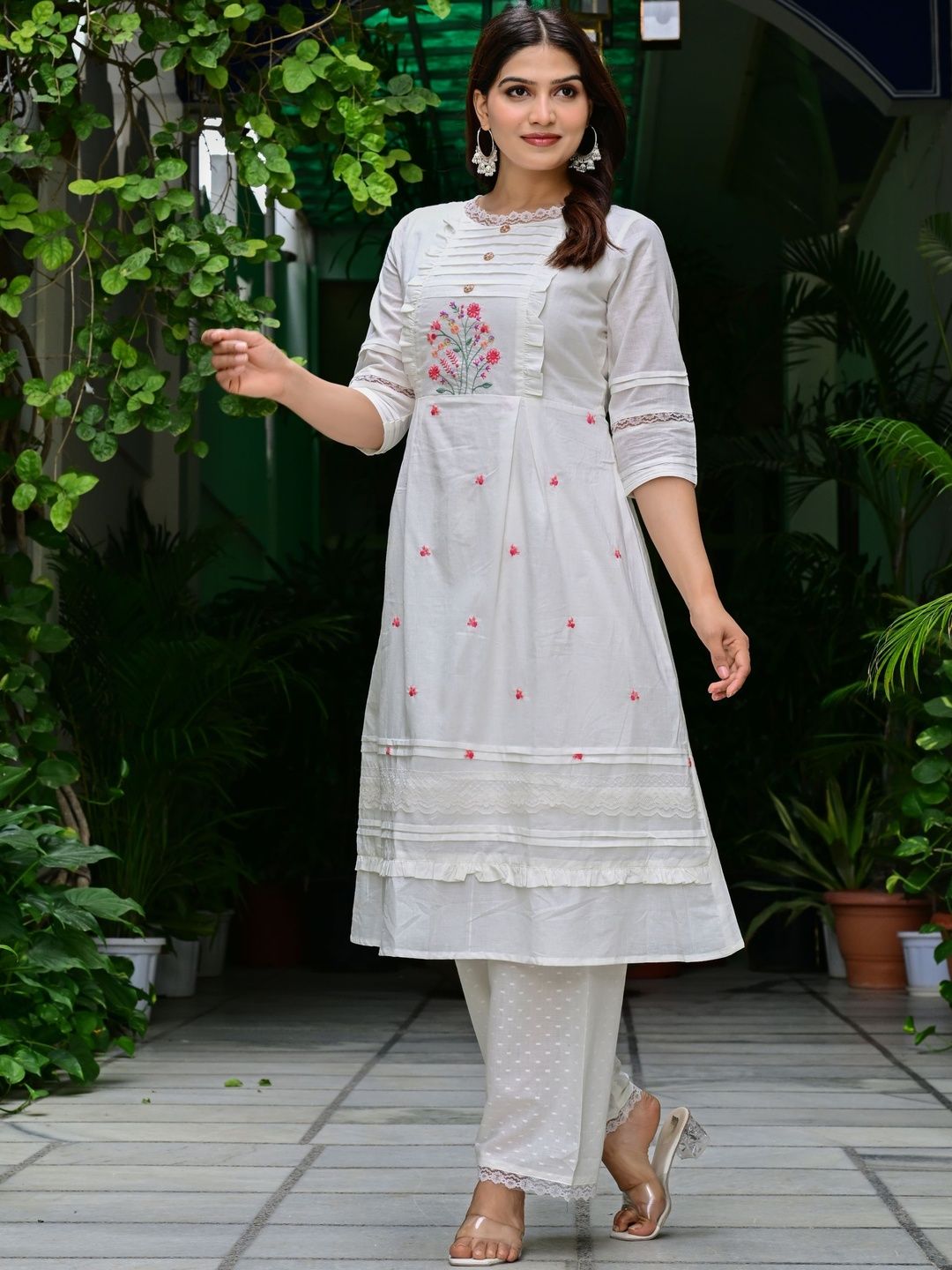 Buy MISAYL Women Floral Embroidered Regular Thread Work Kurta With ...