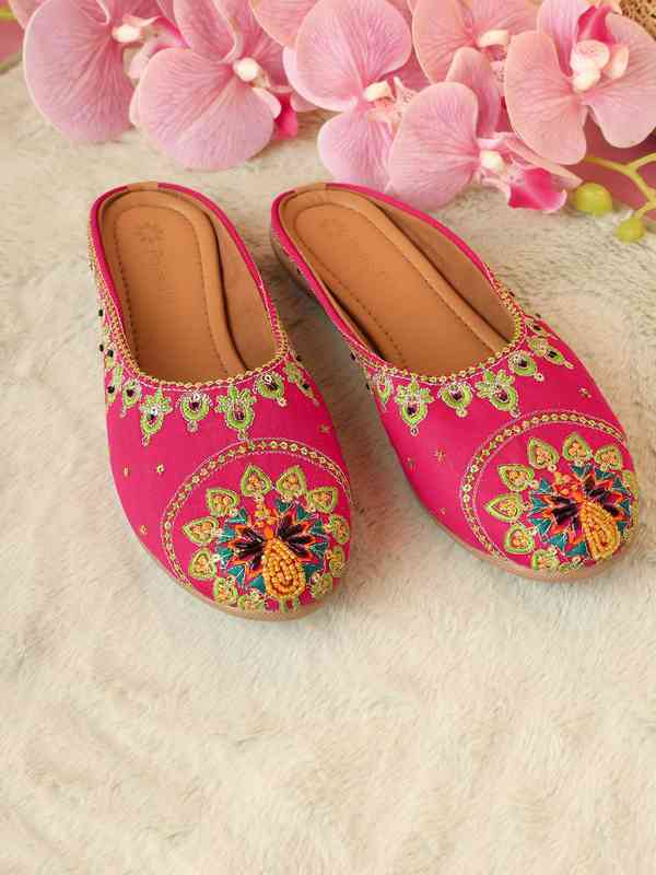 Bridal Mojaris Chandrakala Women's White Bridal Mojari Flats - Punjabi ...