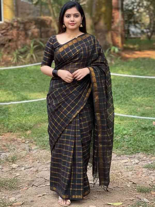 checked pattern saree