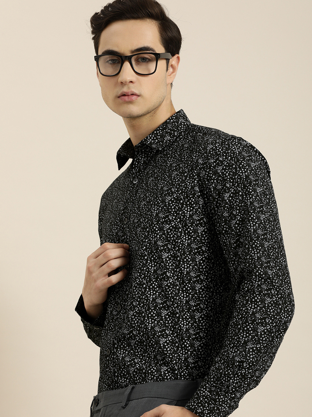 Buy INVICTUS Men Black & White Slim Fit Floral Printed Smart Casual ...
