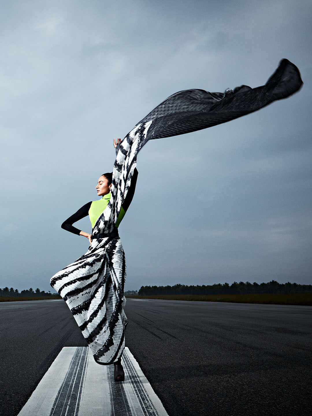 Buy Navyasa By Liva White & Black Tie And Dye Saree - Sarees for Women ...