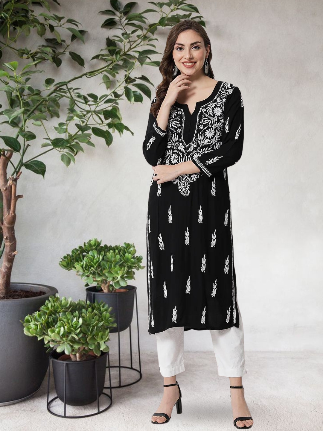 Buy PARAMOUNT CHIKAN Women Black & White Embroidered Chikankari Kurta ...