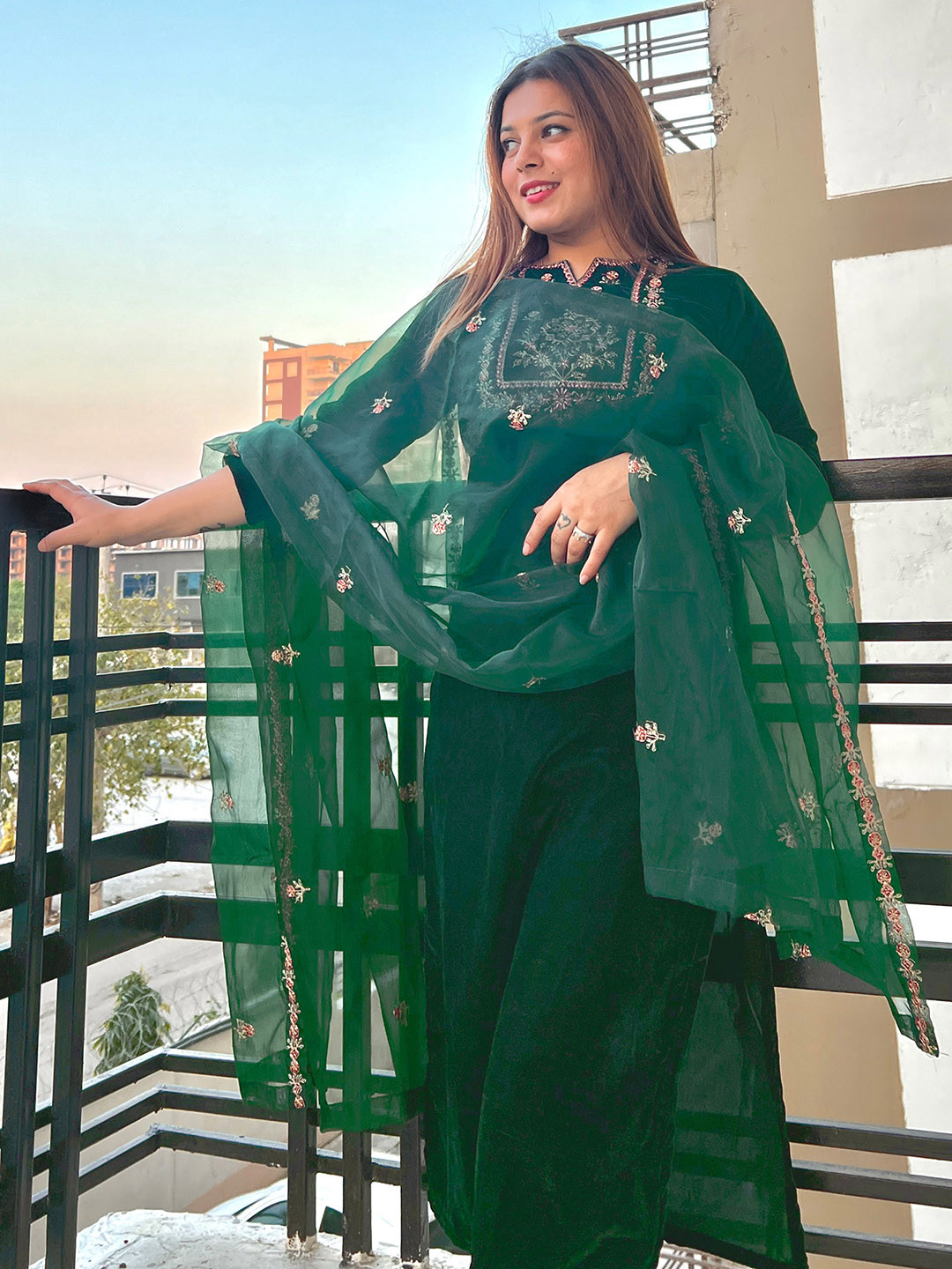 Buy SKYLEE Women Ethnic Motifs Velvet Velvet Kurta Set - Kurta Sets for ...