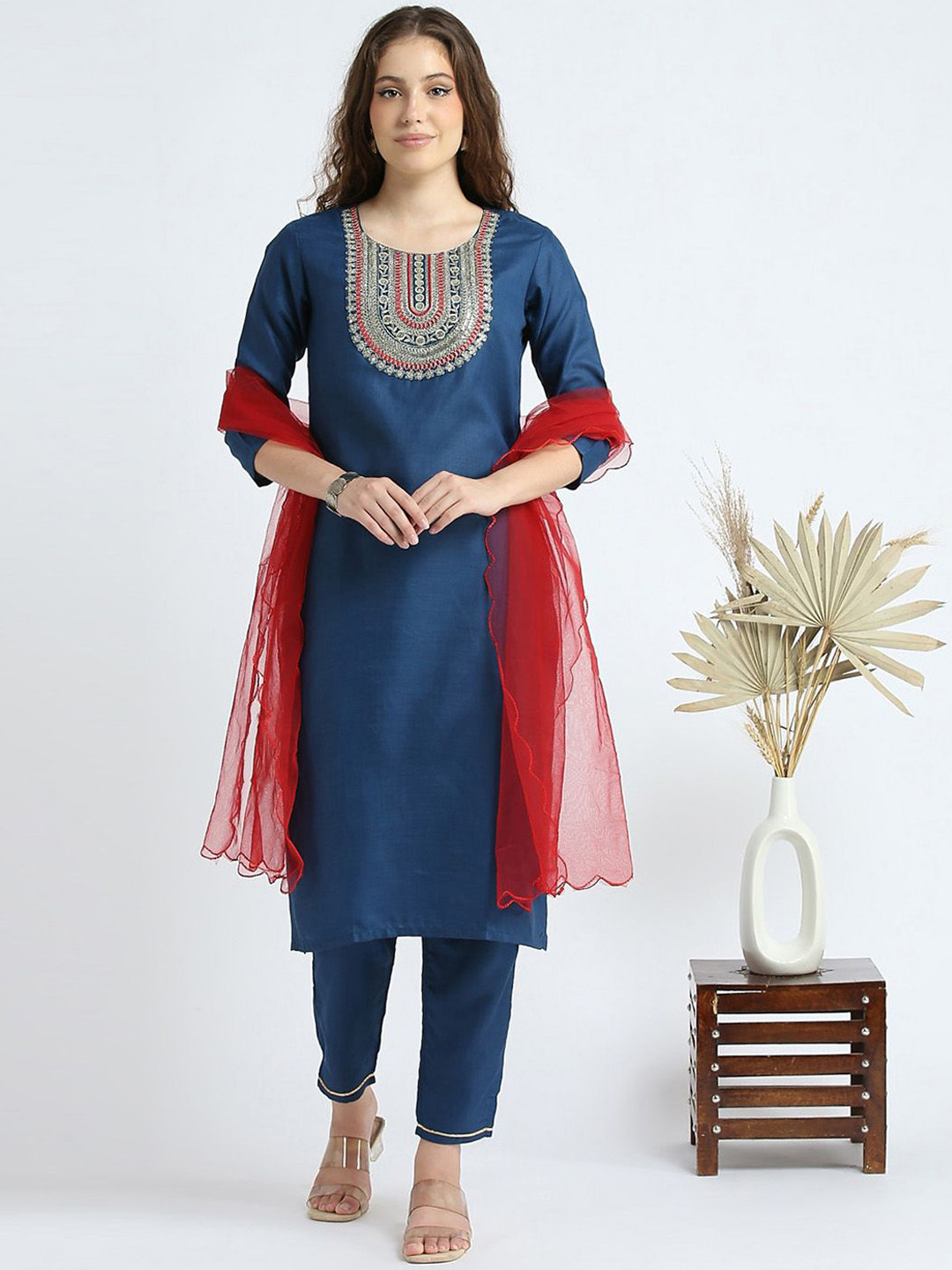 Buy BHUMIKA CREATION Floral Embroidered Thread Work Straight Kurta With ...