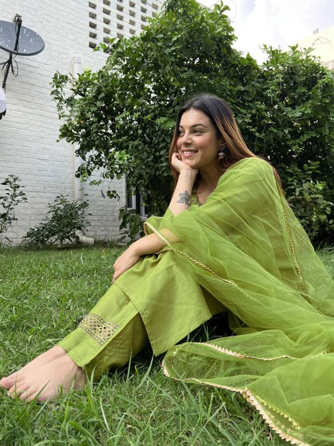 Buy Twika Floral Yoke Design Thread Work Straight Kurta With Trousers ...