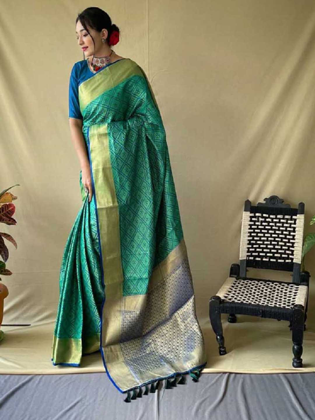 Buy LEOSAGI Ethnic Motifs Zari Pure Silk Bandhani Saree - Sarees for ...