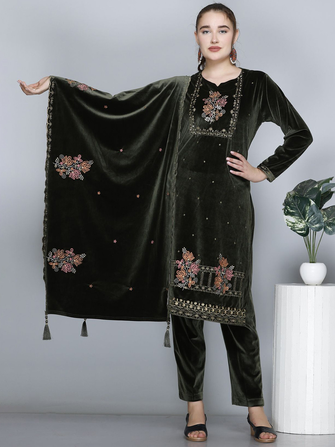 Buy EVORA Floral Embroidered Thread Work Velvet Straight Kurta With ...