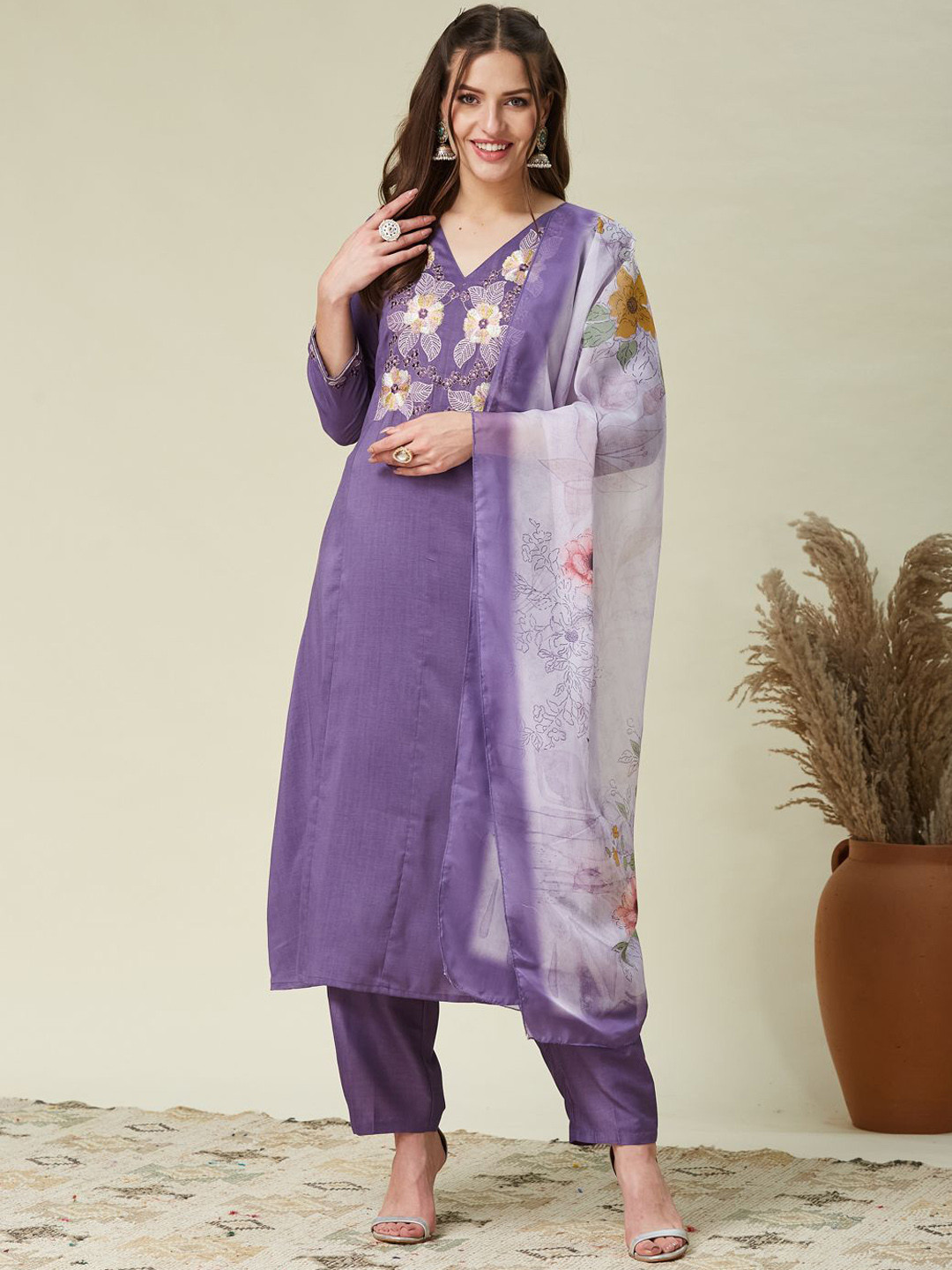 Buy MOKOSH Women Floral Embroidered Kurta Set With Dupatta - Kurta Sets for Women 33749104 | Myntra