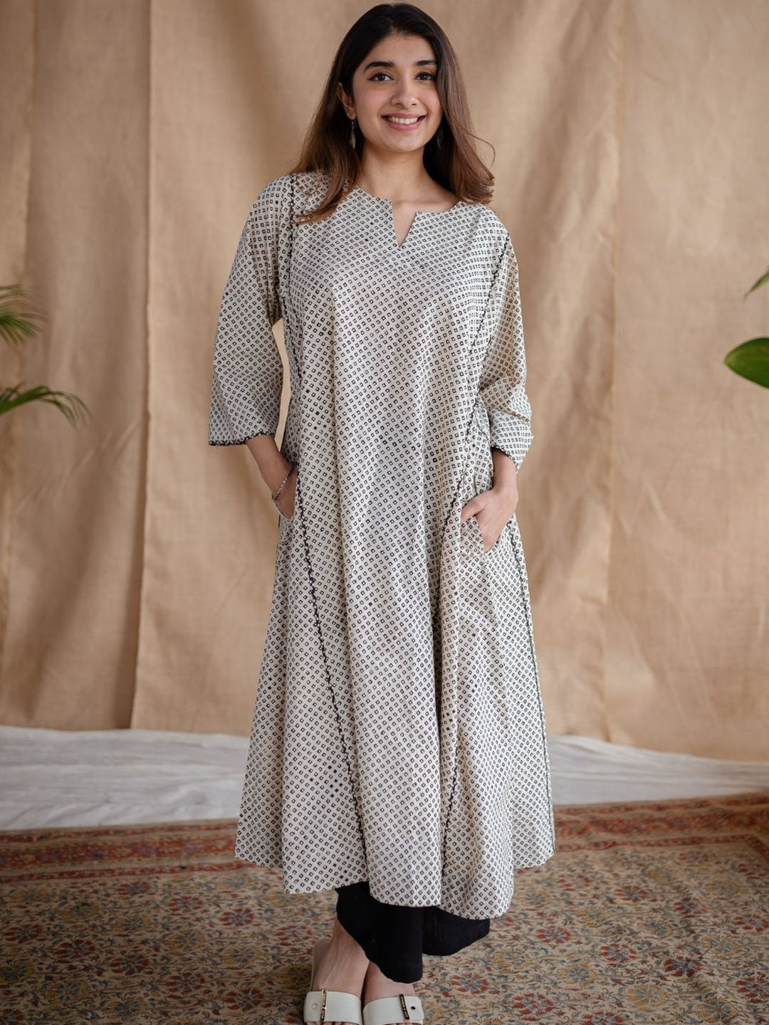 Buy THE INDIAN ETHNIC CO Off White Loose Fakira Mul Cotton Kurta ...