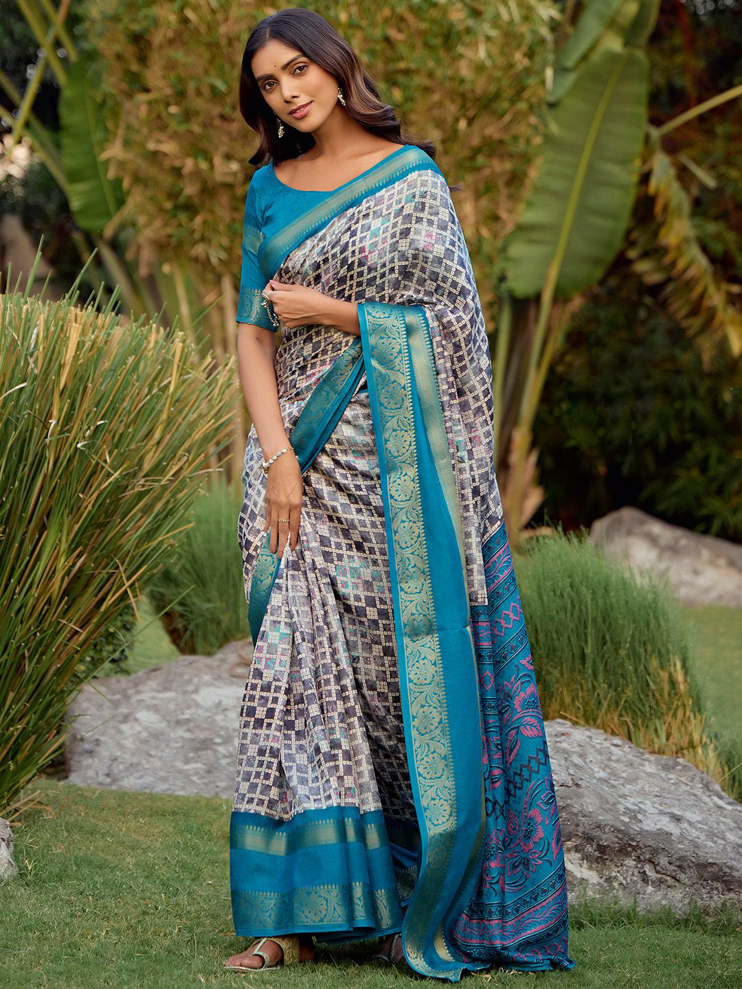 Buy Mitera Woven Design Bandhani Saree - Sarees for Women 32227630 | Myntra