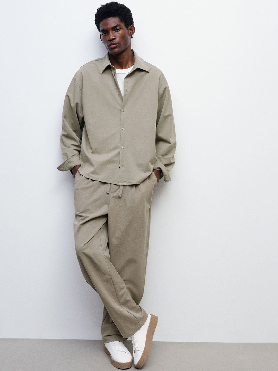 Buy H&M Relaxed Fit Trousers - Trousers for Men 33101499 | Myntra