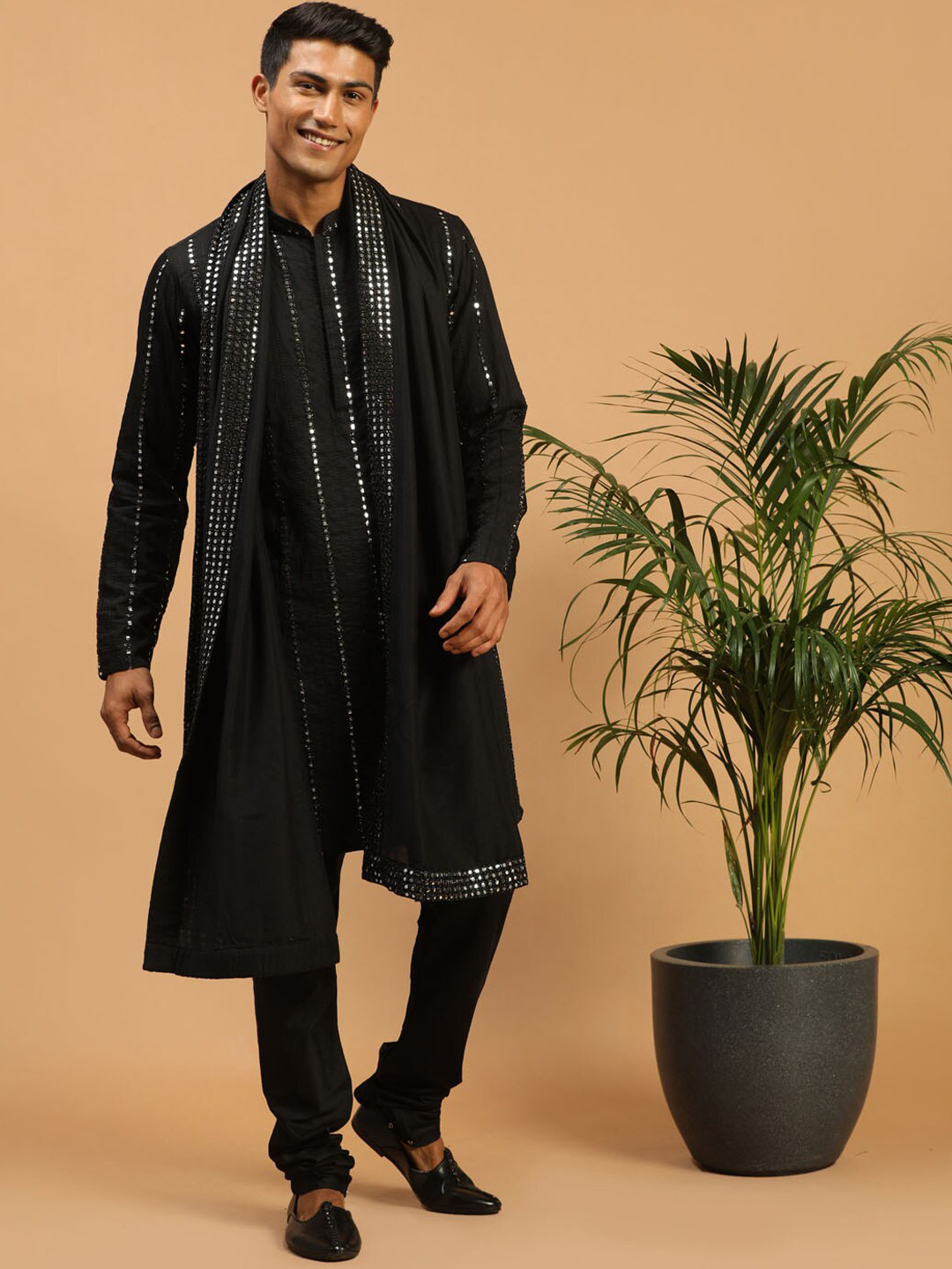 Buy SHRESTHA BY VASTRAMAY Men Black Embroidered Mirror Work Kurta With ...