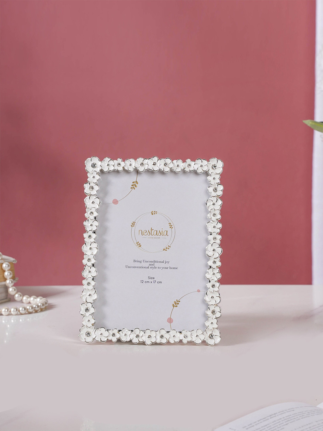 Buy Nestasia White Wreath Flowers Embedded Medium Photo Frame - Photo ...