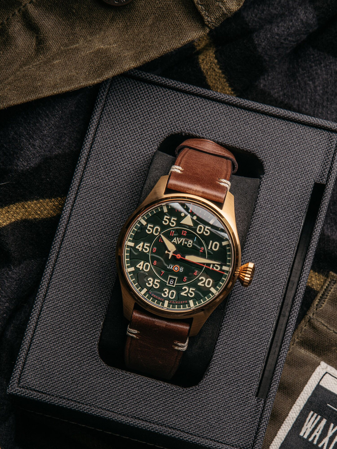 Buy AVI 8 Men Brass Dial & Leather Textured Straps Analogue Automatic ...