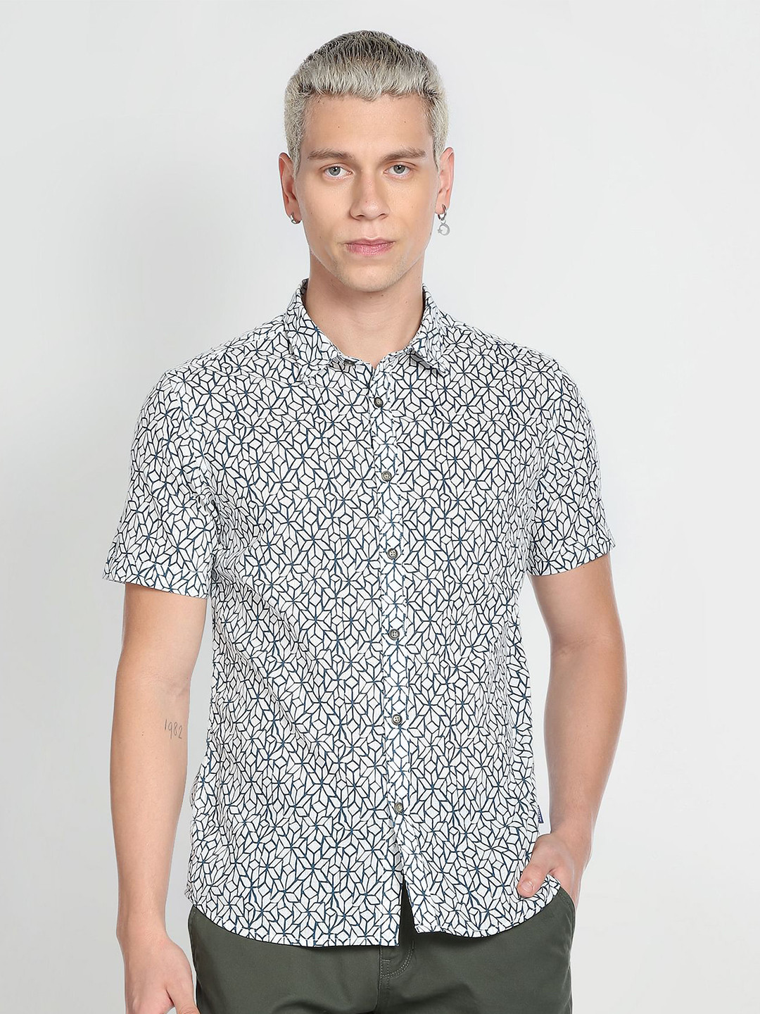 Buy Flying Machine Slim Fit Geometric Printed Pure Cotton Casual Shirt ...