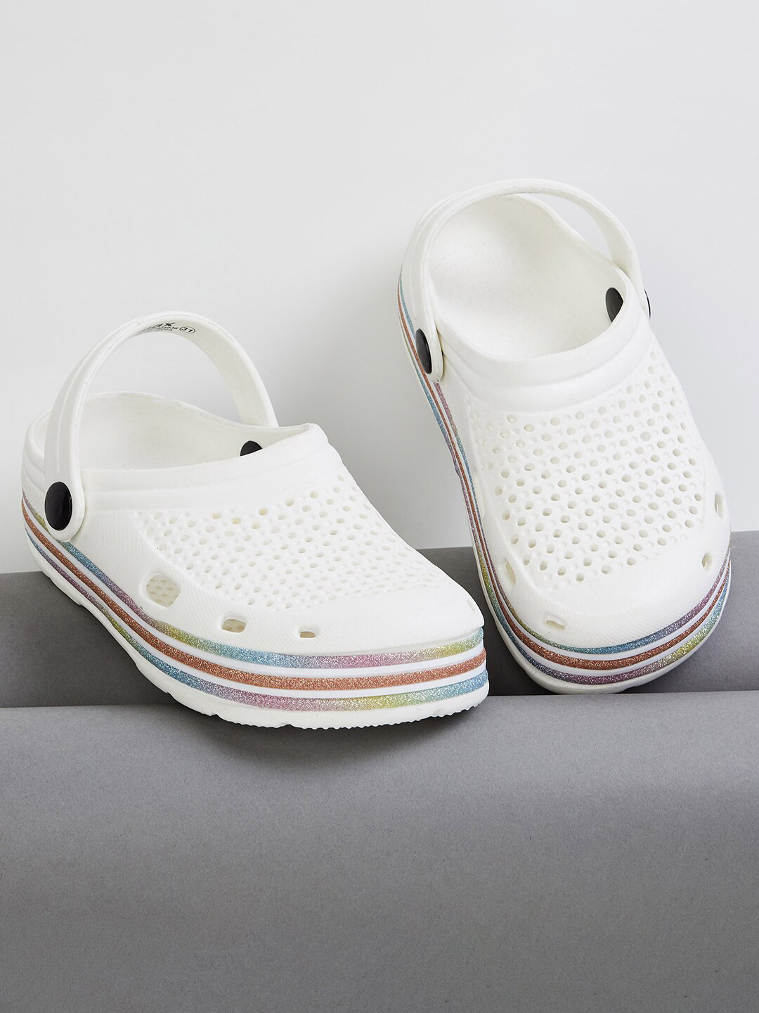 Buy Max Girls Self Design Clogs - Flip Flops for Girls 23706204 | Myntra