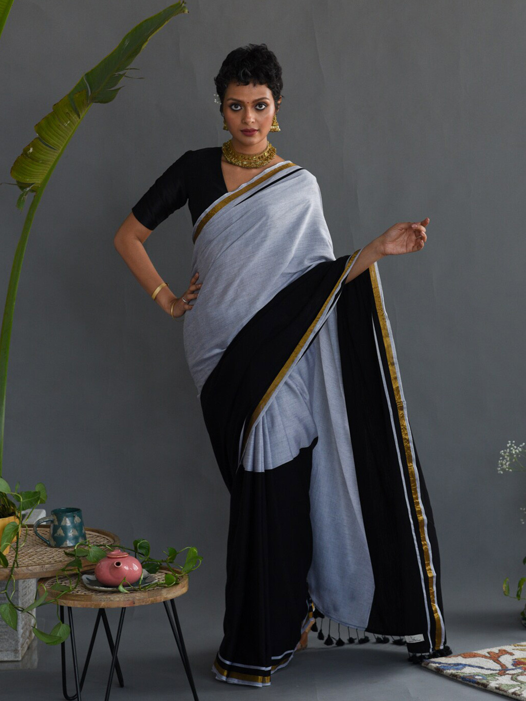 Buy Suta Colourblocked Zari Saree - Sarees for Women 24181740 | Myntra