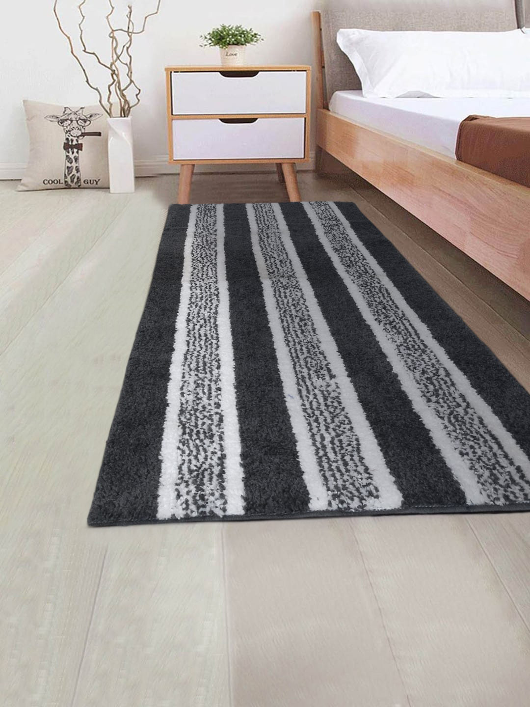 Buy DREAM WEAVERZ Black Hand Tufted Polypropylene Bed Side Runner ...