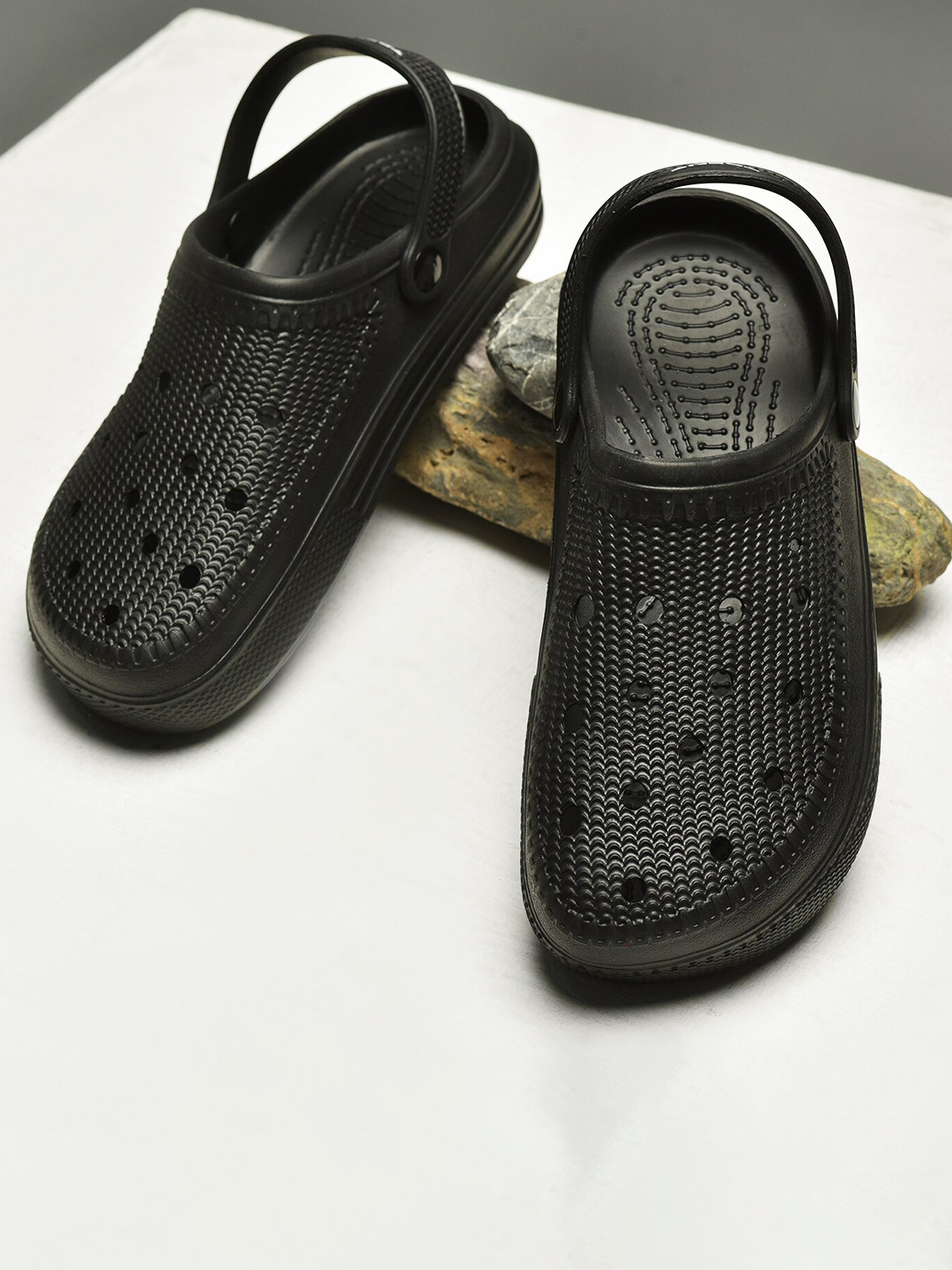 Buy Trenz Men Textured Rubber Clogs - Flip Flops for Men 25781658 | Myntra