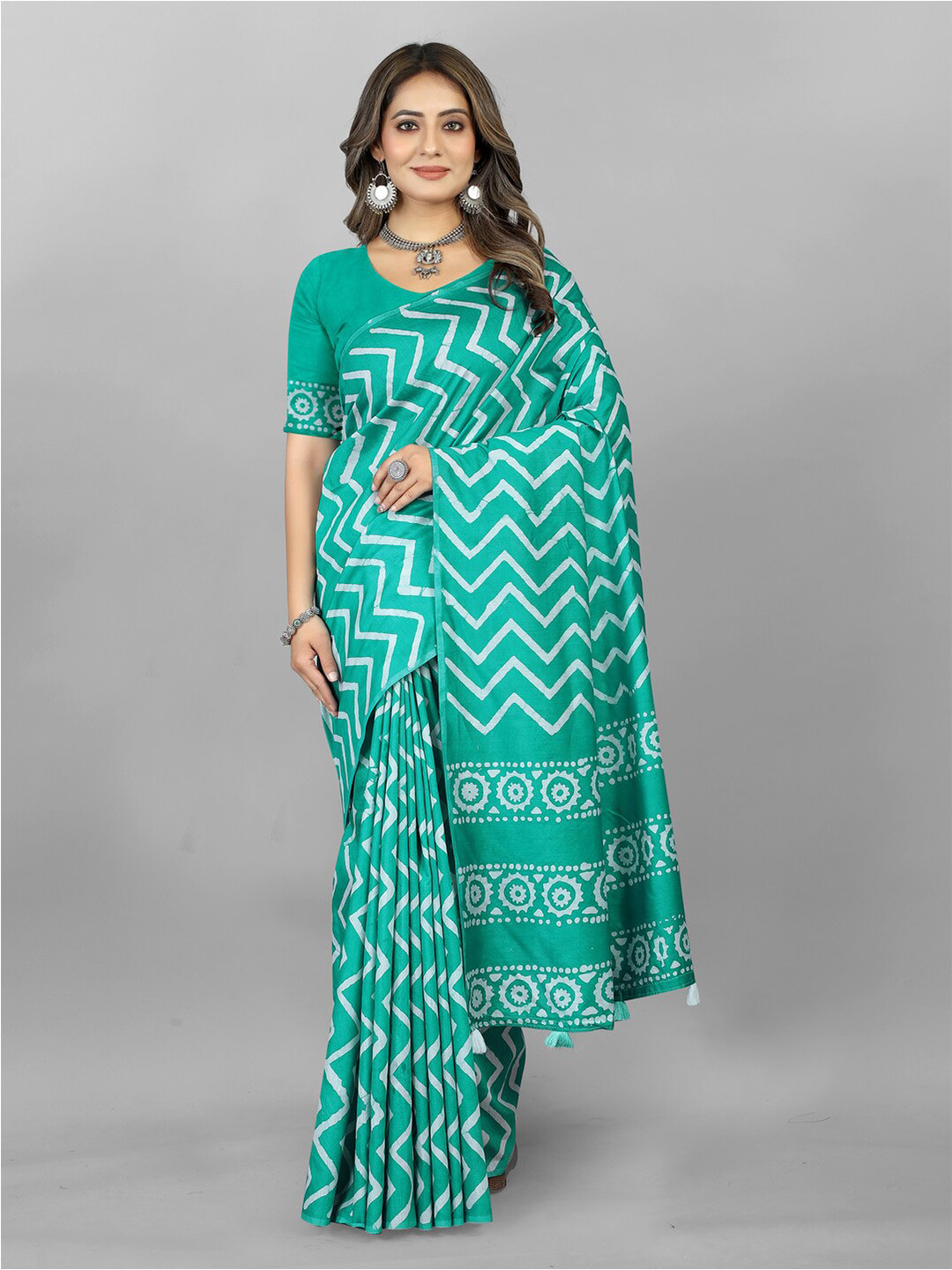 Buy Inithi Green & White Printed Geometric Saree - Sarees for Women ...