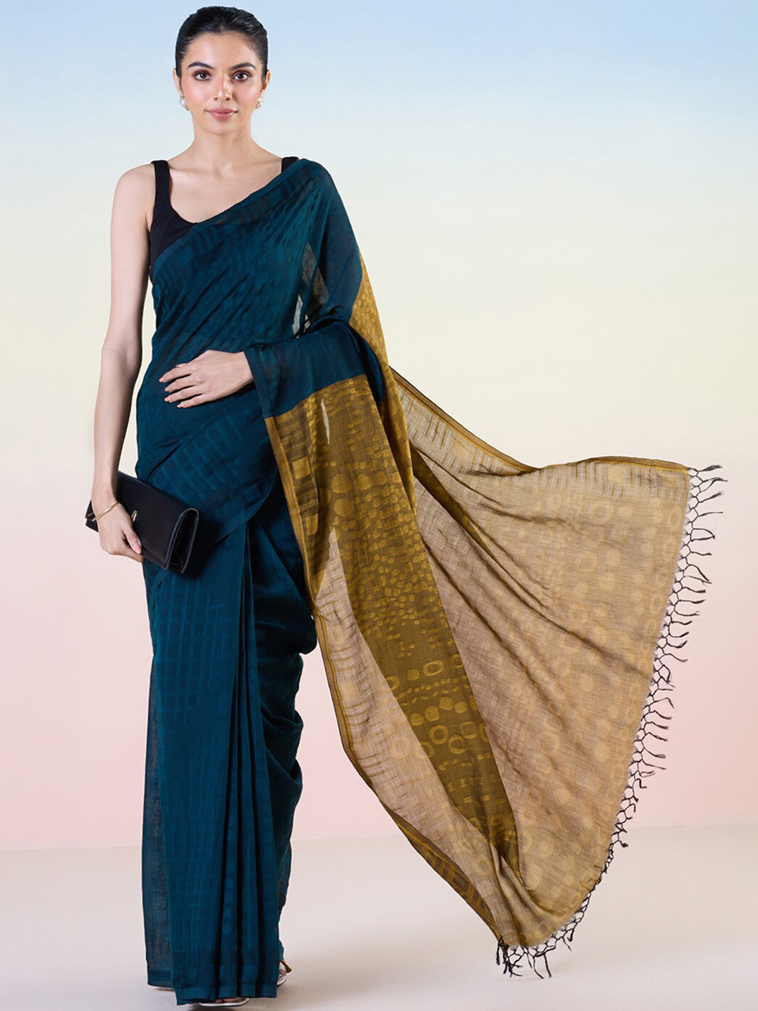 Buy Navyasa By Liva Checked Liva Saree - Sarees for Women 27355560 | Myntra