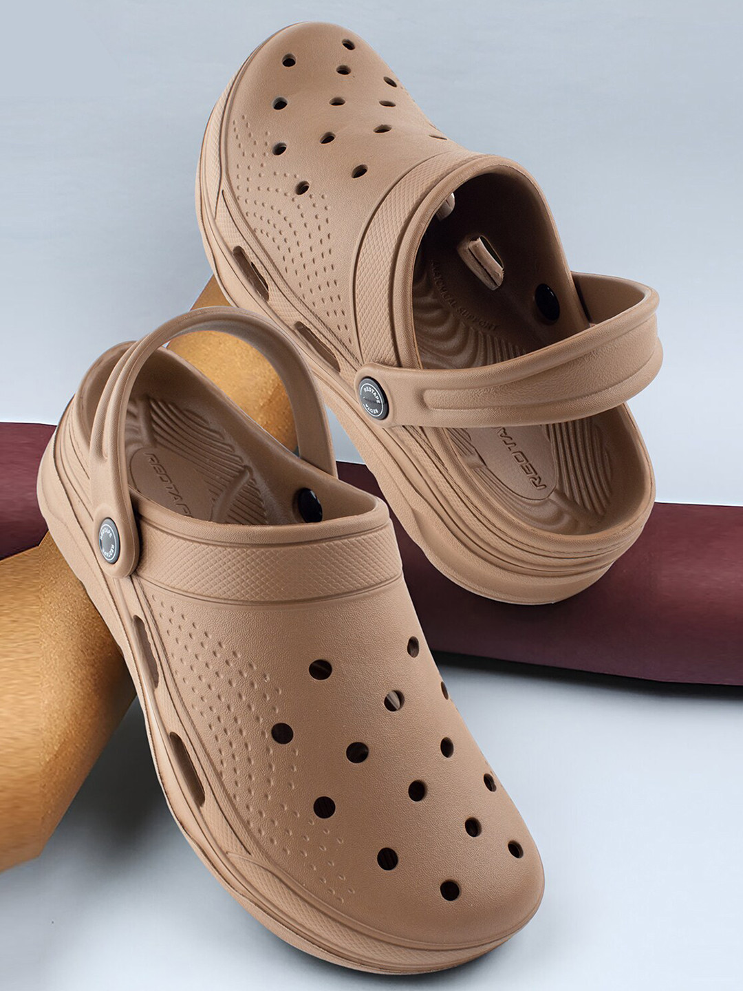 Buy Red Tape Men Self Design Clogs - Flip Flops for Men 27400620 | Myntra