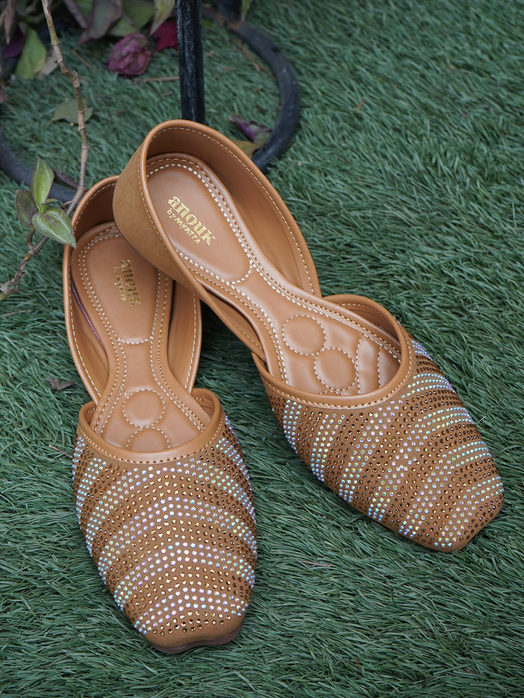 Buy Anouk Embellished Mojaris - Flats for Women 28160022 | Myntra