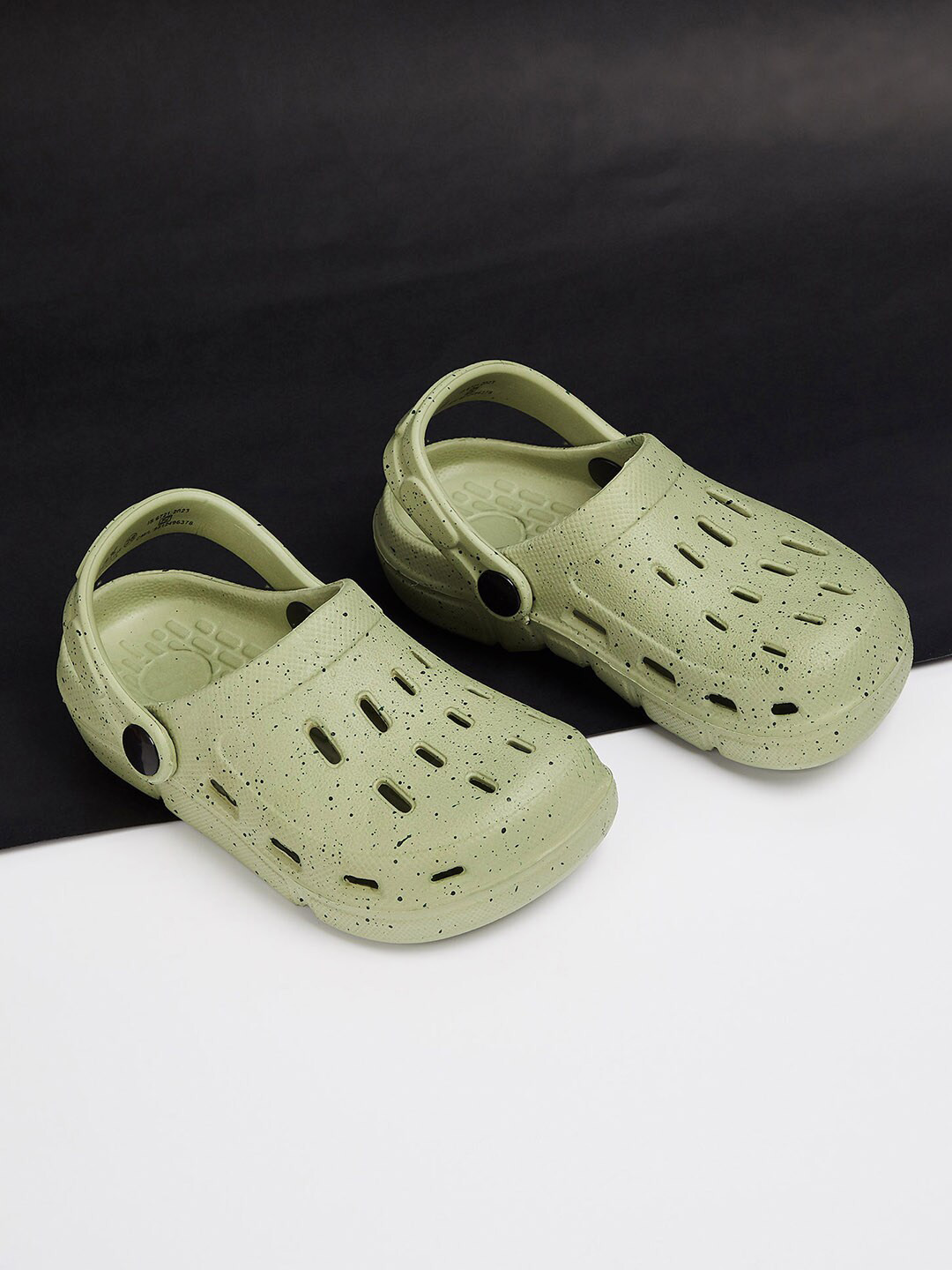 Buy Max Boys Self Design Clogs - Flip Flops for Boys 28184062 | Myntra
