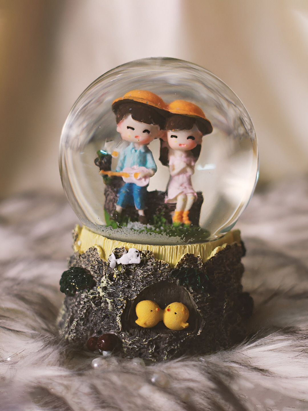 Buy Giftii Transparent & Brown Cute Couples On Wooden Log Tiny Curio ...