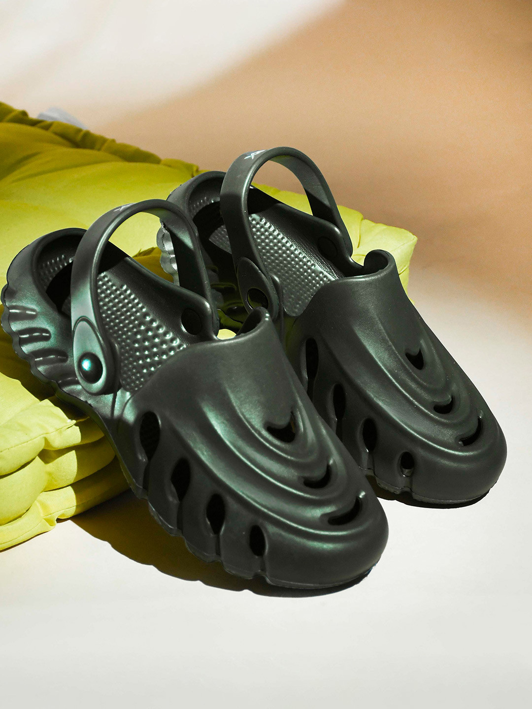 Buy HRX By Hrithik Roshan Men Self Design Clogs - Flip Flops for Men ...