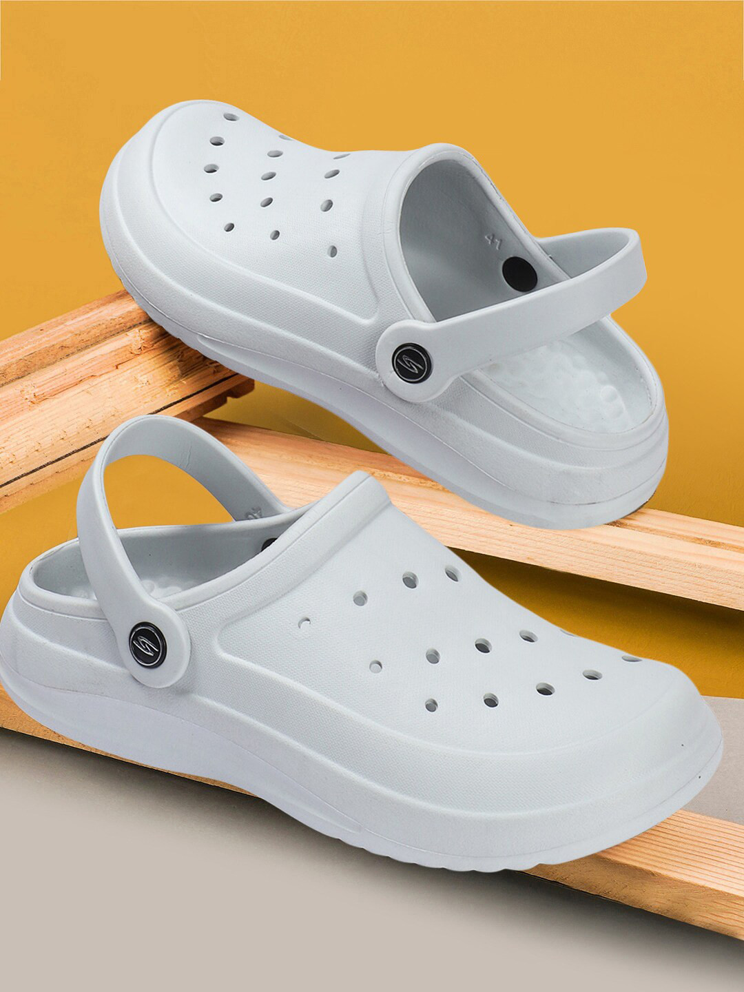 Buy The Roadster Lifestyle Co. Men Textured Clogs - Flip Flops for Men ...