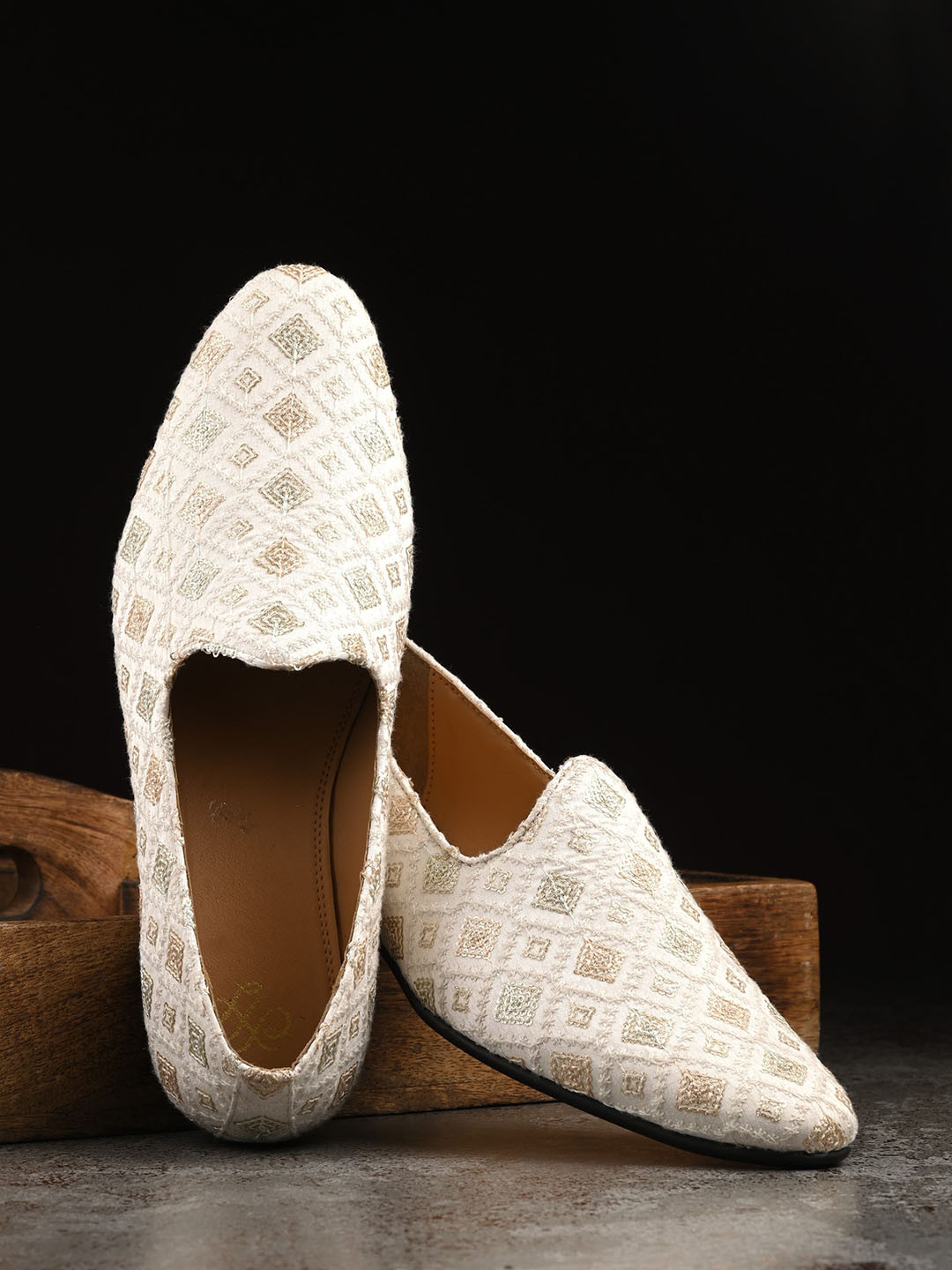 Buy House Of Pataudi Men Embroidered Velvet Mojaris - Casual Shoes for ...