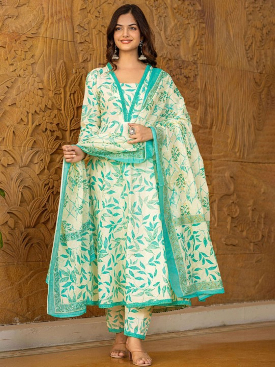 Buy PARTHVI Floral Printed Square Neck Gotta Patti Anarkali Kurta With ...