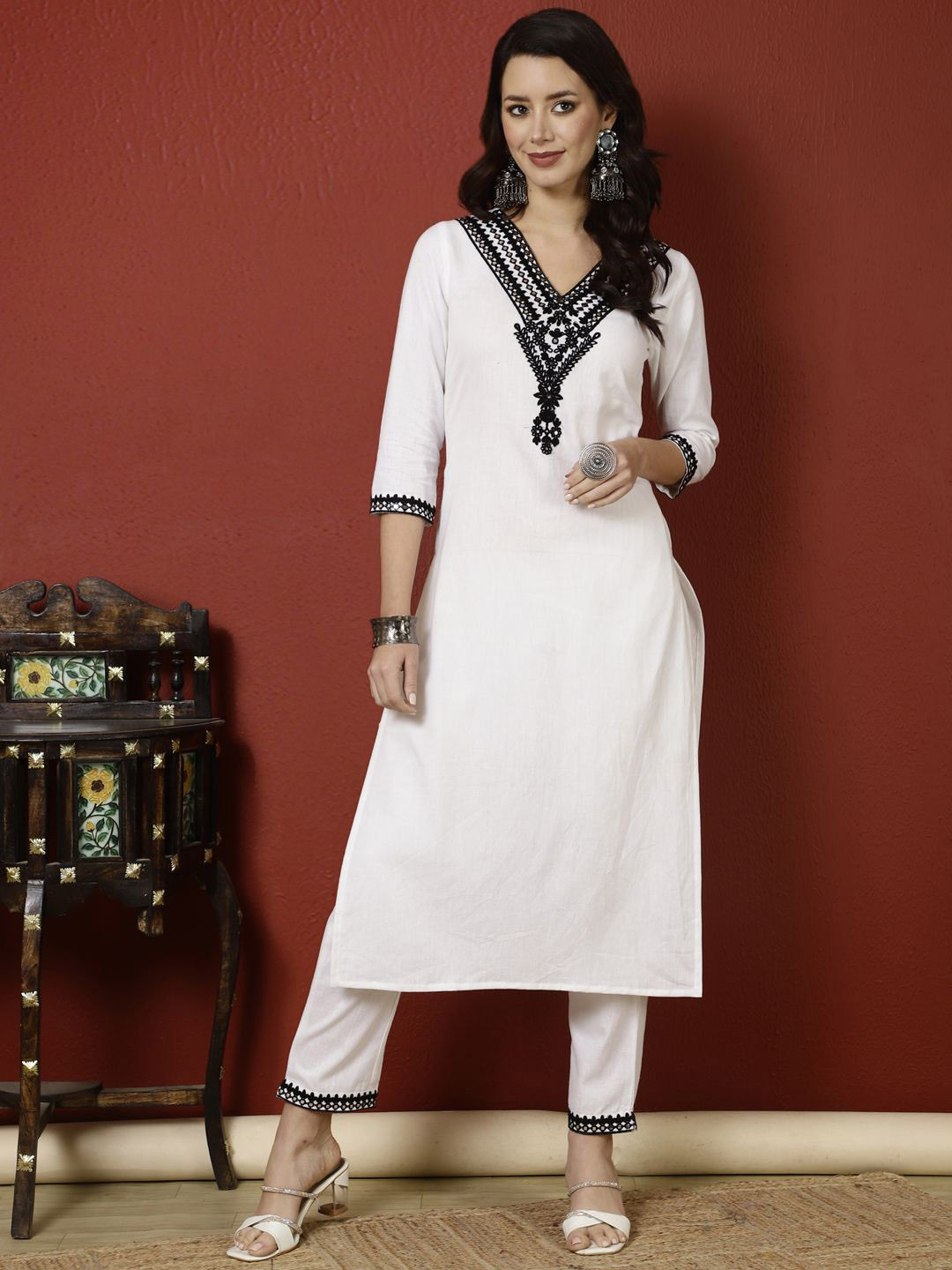 Buy Antaran Floral Yoke Design Regular Mirror Work Pure Cotton Straight Kurta With Trousers ...