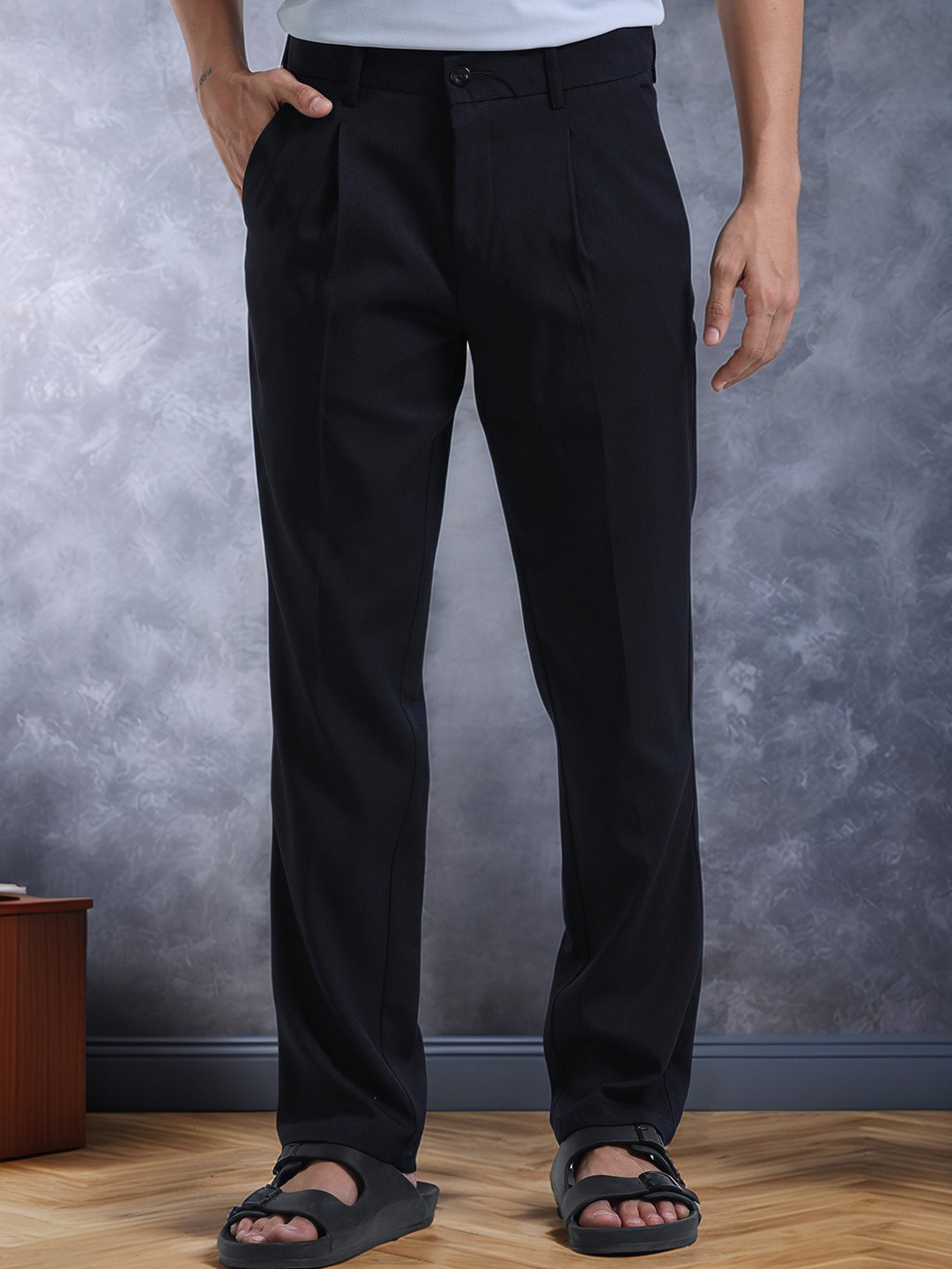 Buy NEVER NEUD Men Relaxed Straight Fit Bon Voyage Pleated Trousers ...