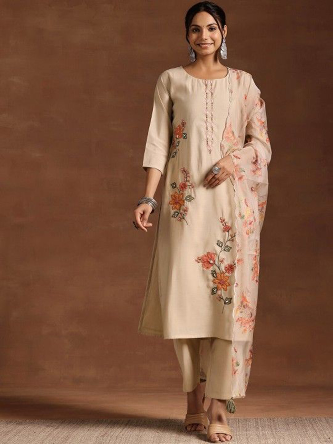 Buy Label Khoj Floral Embroidered Round Neck Straight Kurta With ...