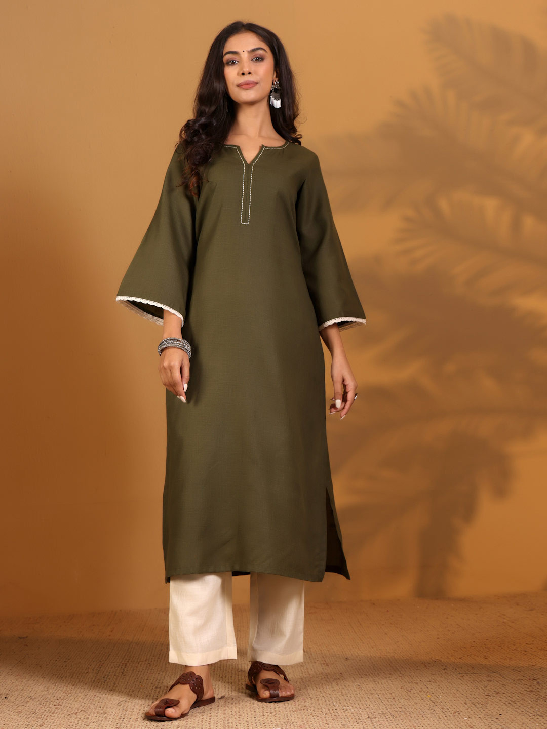 Buy Varanga Thread Work Notch Neck Kurta With Trousers - Kurta Sets for Women 32476655 | Myntra
