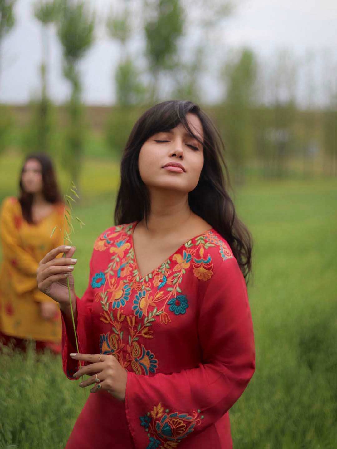 Buy URZUV Ethnic Motifs Embroidered V Neck Thread Work Thread Work ...