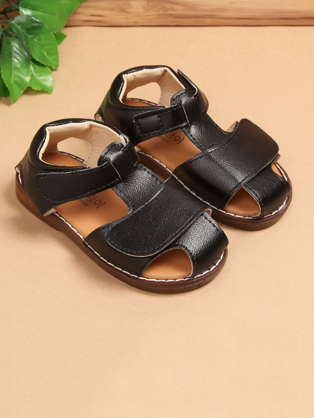 Buy Walktrendy Boys Black Sandals - Sandals for Boys 11177698 | Myntra