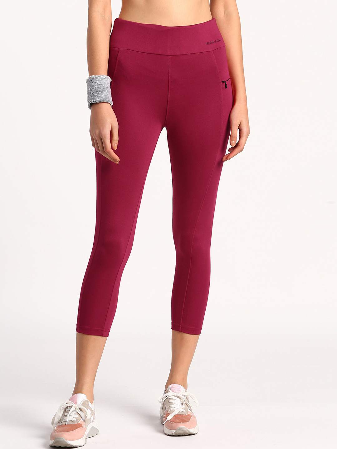 Buy Fruit Of The Loom Women Red Solid Tight Fit Intellifresh Sports ...