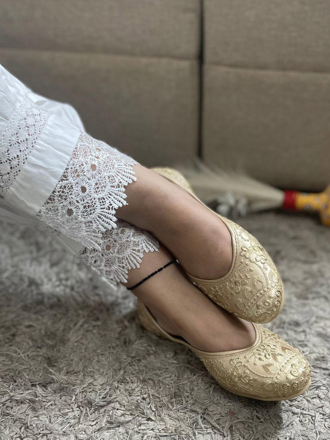 Buy DESI COLOUR Women Gold Toned Ethnic Mojaris Flats - Flats for Women ...