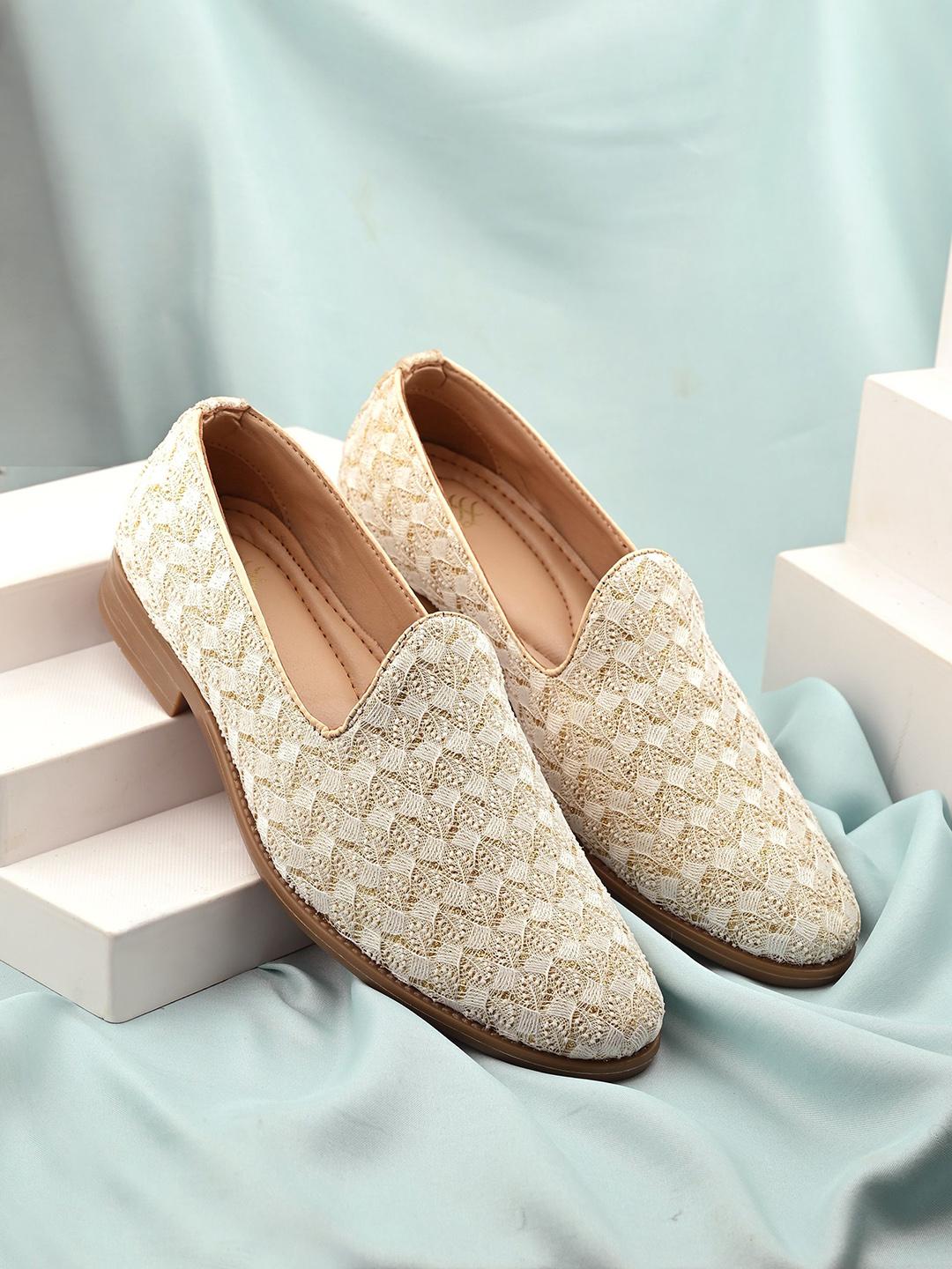 Buy House Of Pataudi Men Ethnic Embroidered Slip On Mojaris Shoes ...