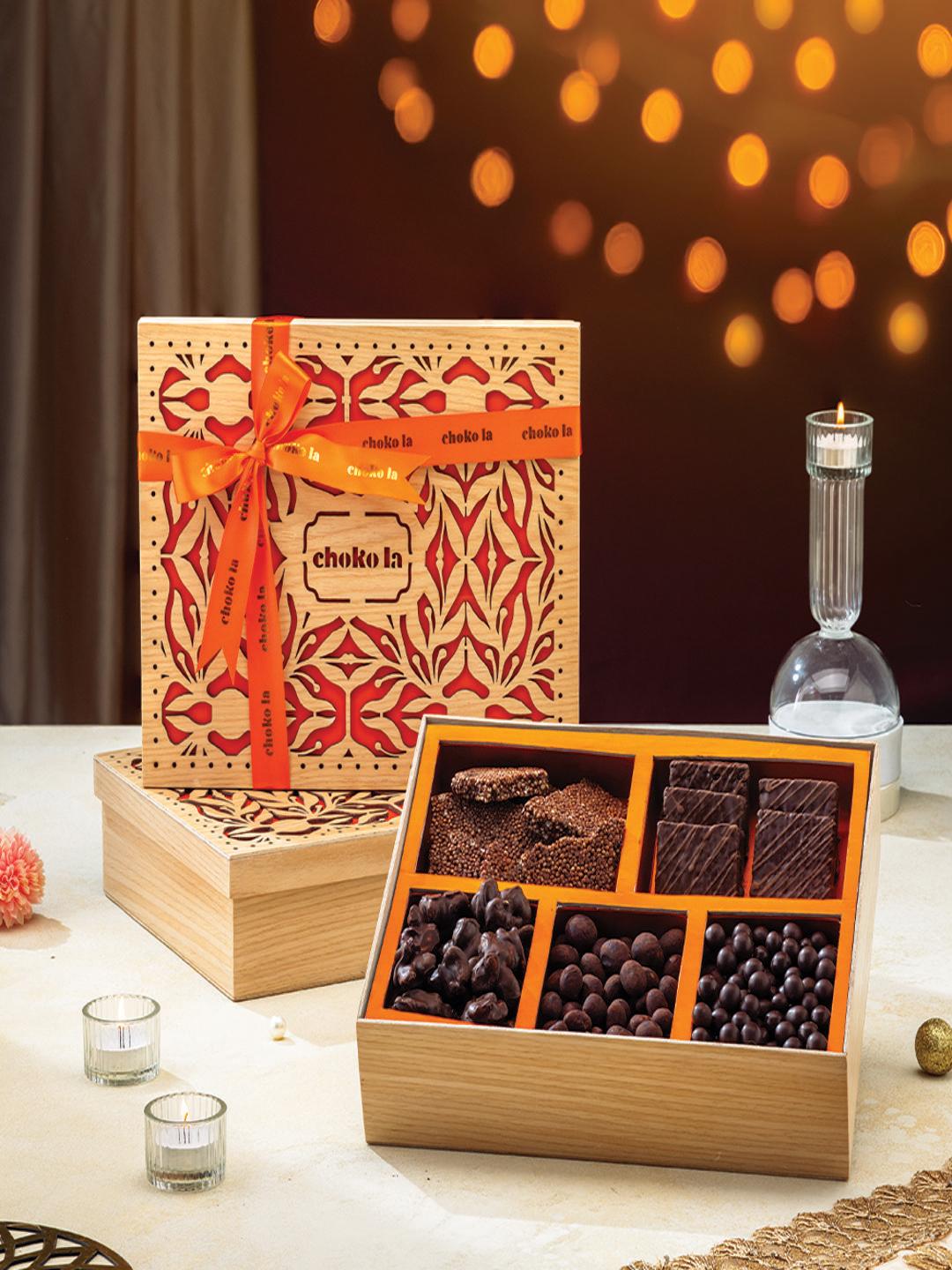 Buy Choko La Chocolates Gift Pack With 2pc Star Charm Rakhis 730g ...