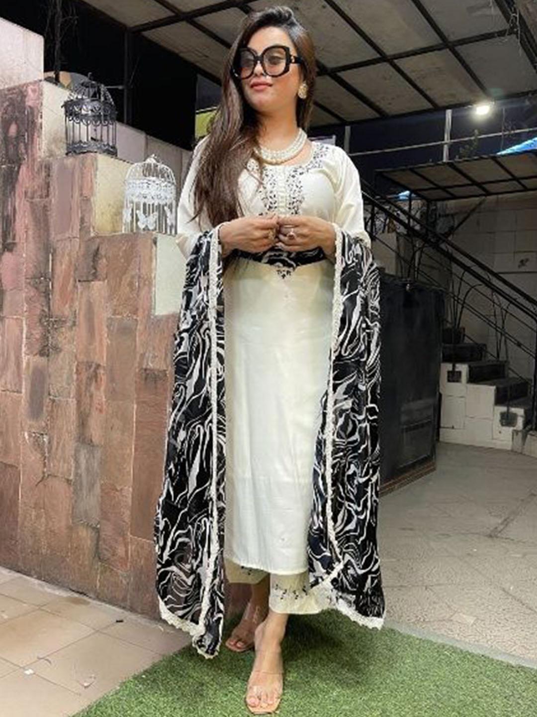 Buy RUNAYA NX Women Floral Embroidered Beads And Stones Kurti With ...