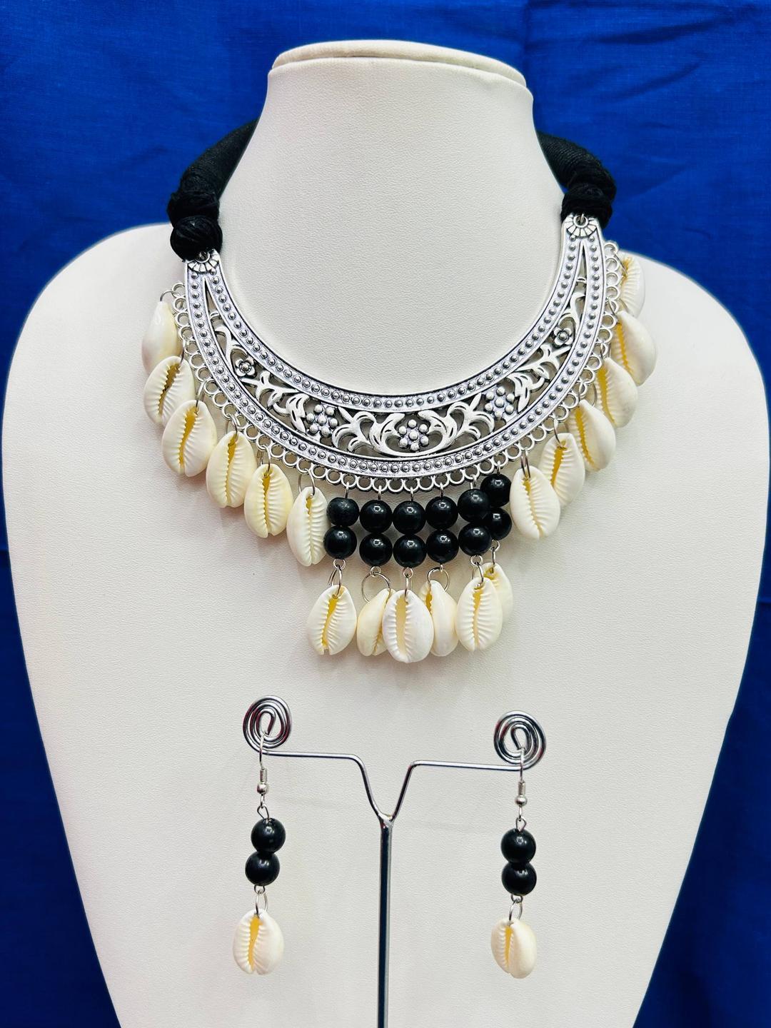 Buy Bongo Nari Boutique Women's Alloy Kodi Shell Bead Jewellery Set ...
