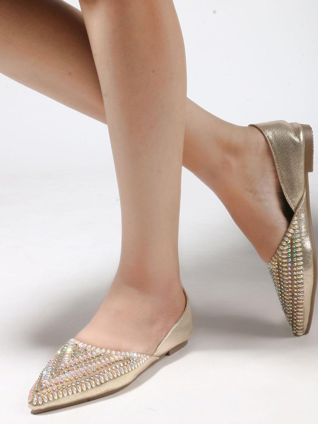 Buy TRIKSY Women Embellished Ethnic Mojaris Flats - Flats for Women ...