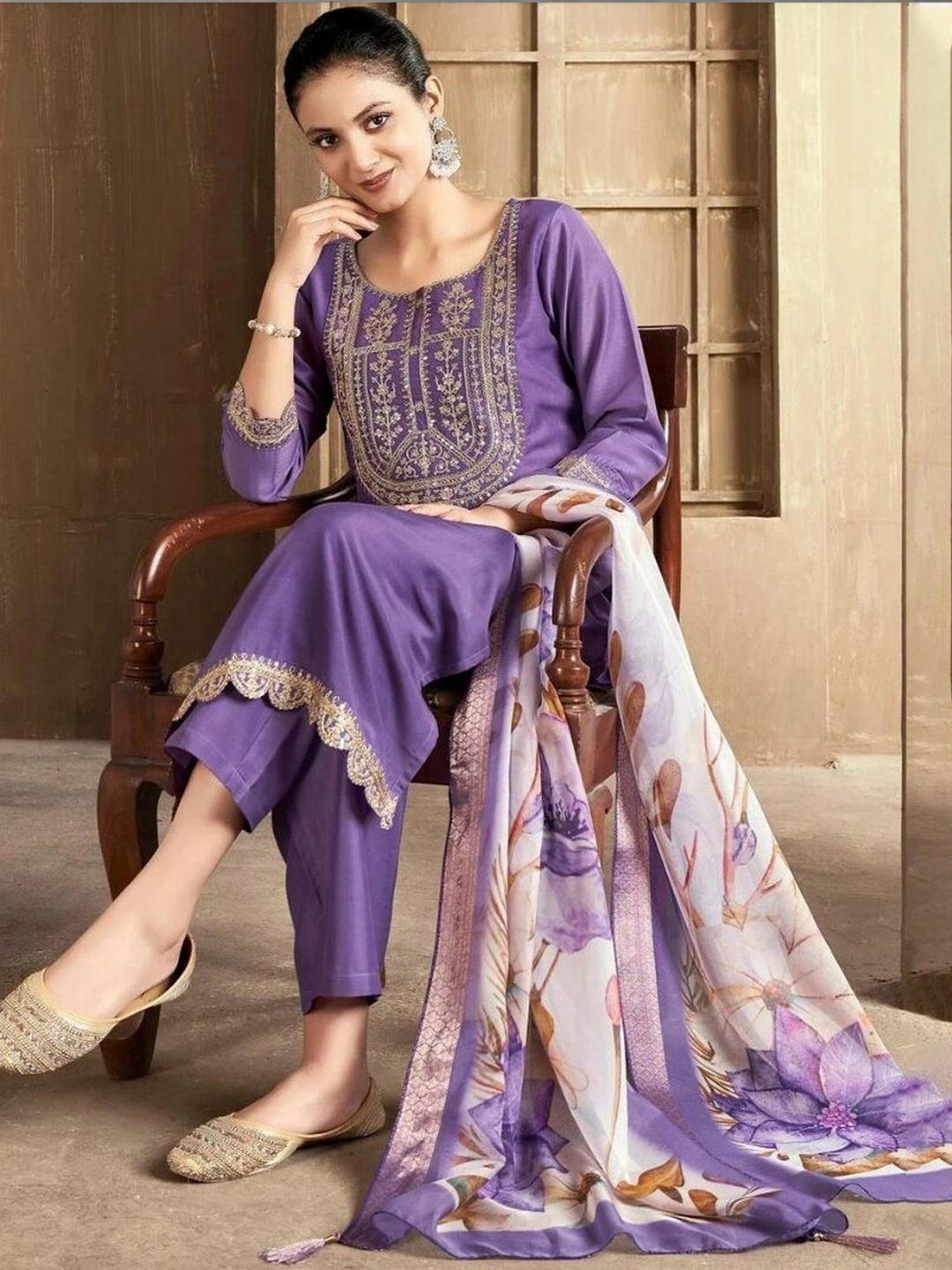 Buy NAVYAAZRI Women Floral Embroidered Regular Gotta Patti Kurta With ...