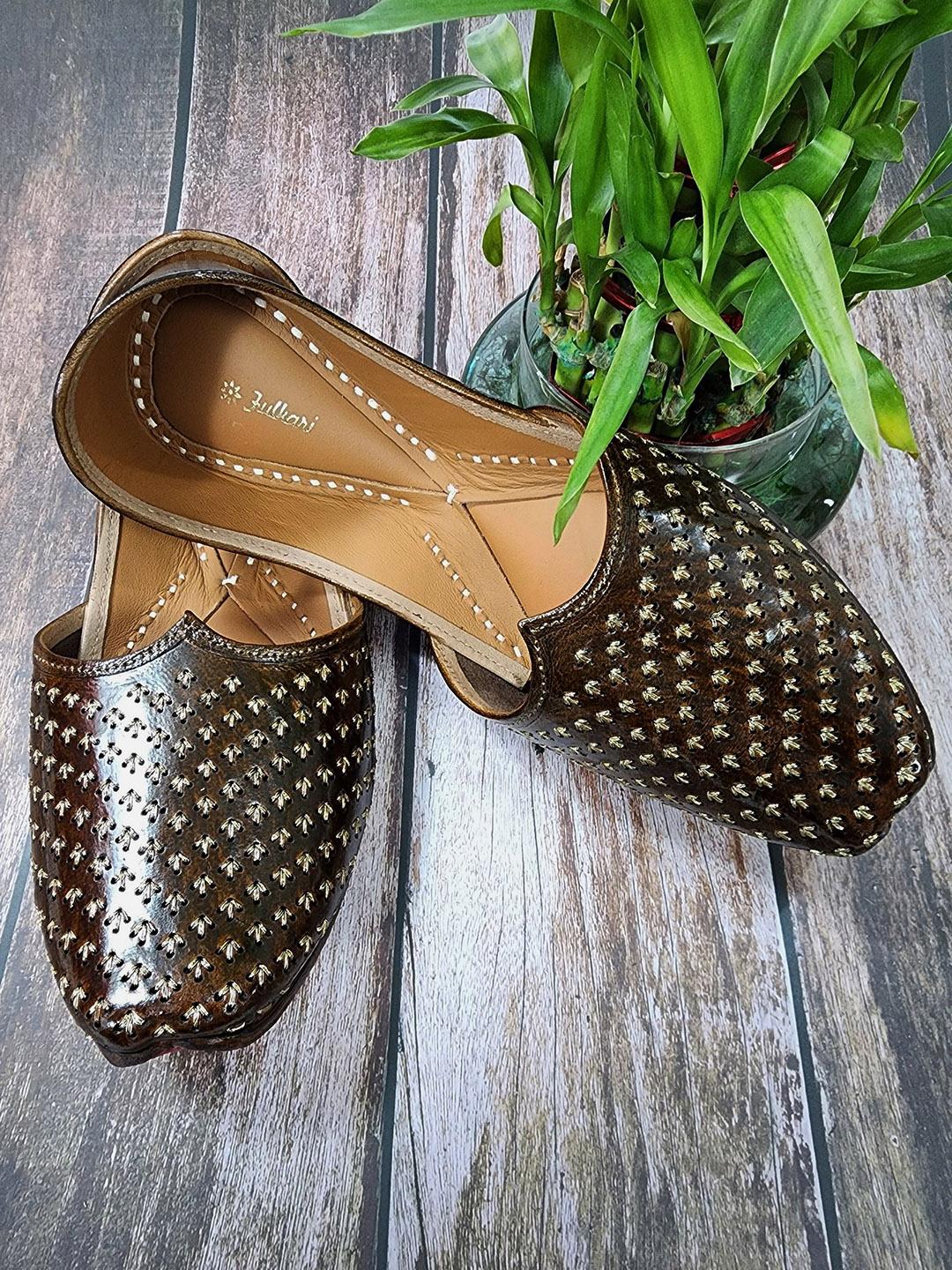 Buy Fulkari Men Textured Mojaris - Casual Shoes for Men 29974370 | Myntra