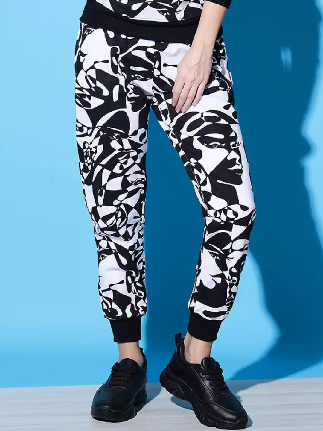 patterned joggers womens